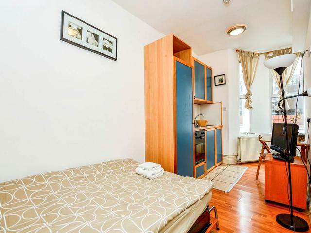 Studio to rent West Cromwell Road, Earls Court SW5