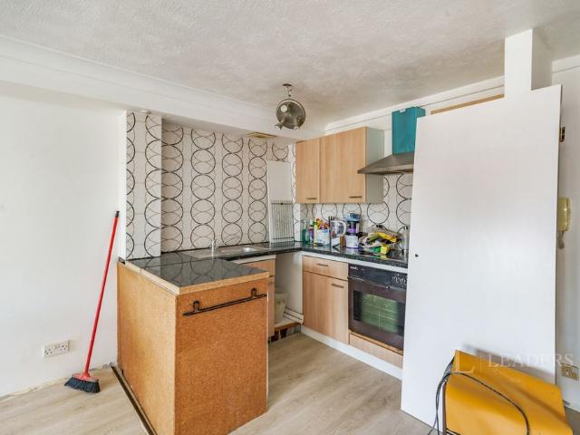studio to rent Bowman Court, London Road, Crawley, RH10