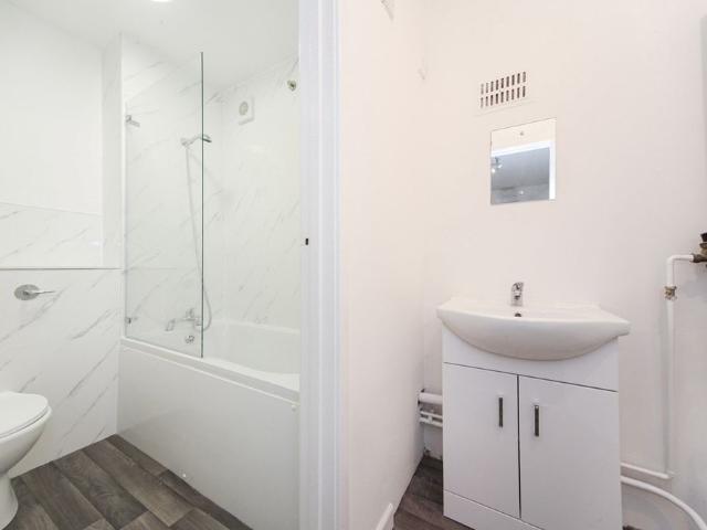 studio to rent Conway Close, Houghton Regis, Dunstable, Bedfordshire, LU5