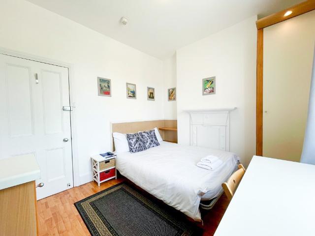 Studio to rent Fulham Palace Road, Hammersmith W6