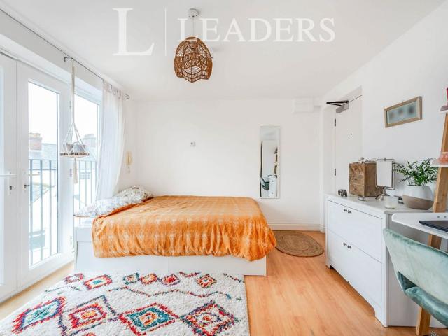 studio to rent Home Farm House, 46 Springfield Road, Horsham, RH12