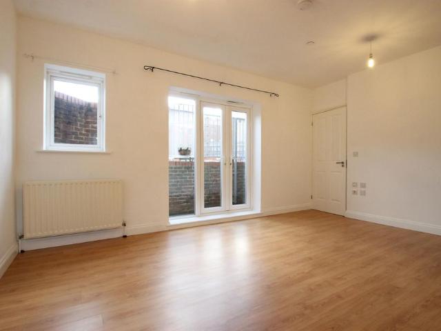studio to rent Home Farm House, 46 Springfield Road, Horsham, RH12