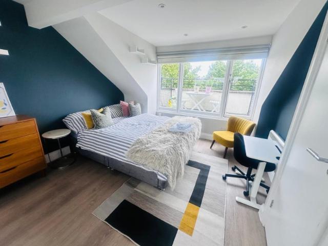 Studio to rent in Tollington Road