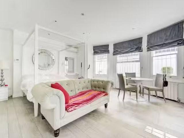 Studio to rent in Trebovir Road, Earls Court, London SW5