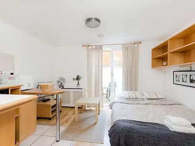 Studio to rent in West Cromwell Road, Earls Court, London SW5