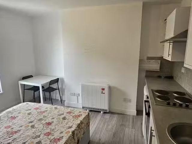Studio to rent in Alexandra Place, London, 6 CR0