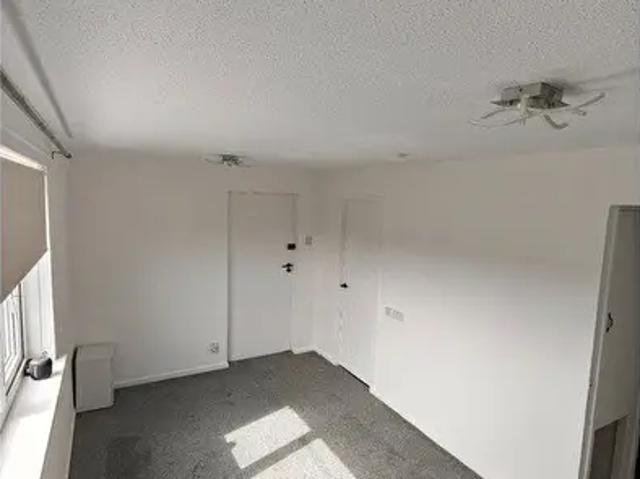 Studio To Rent In Birchgrove, Swansea, SA7