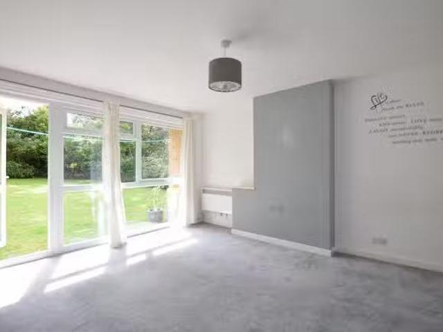 Studio to rent in Cedar Road, Sutton SM2