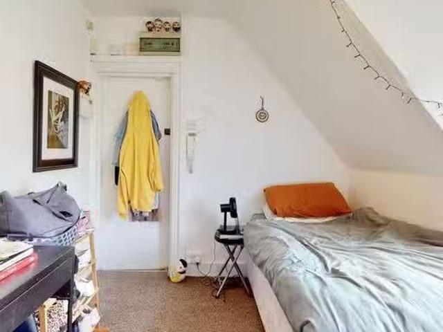 Studio to rent in Golders Green Road, London NW11