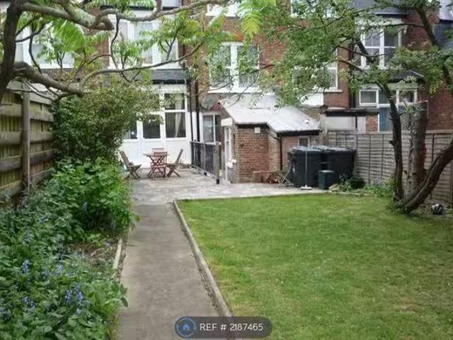 Studio to rent in Muswell Road, London N10