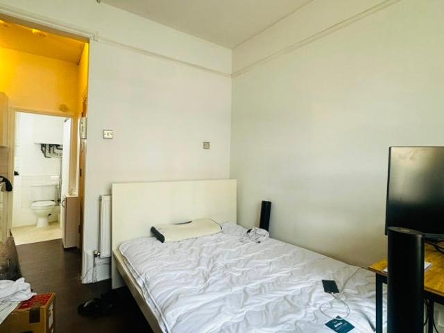Studio to rent in New North Road