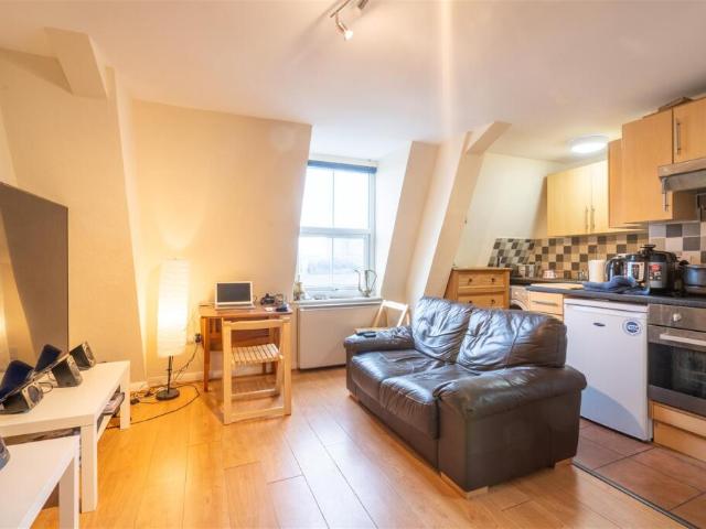 Studio to rent in Sheffield South Yorkshire, S10, from Broomhill Property Shop Sheffield. 34070
