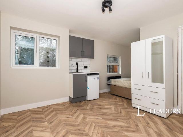 Studio to rent in Sherwood Crescent, Reigate, Surrey, RH2 | Leaders