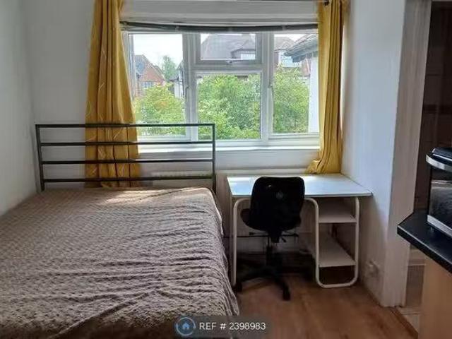 Studio to rent in St Johns Road, London NW11