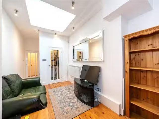 Studio to rent in St Margarets Road, St Margarets, Middleinter.