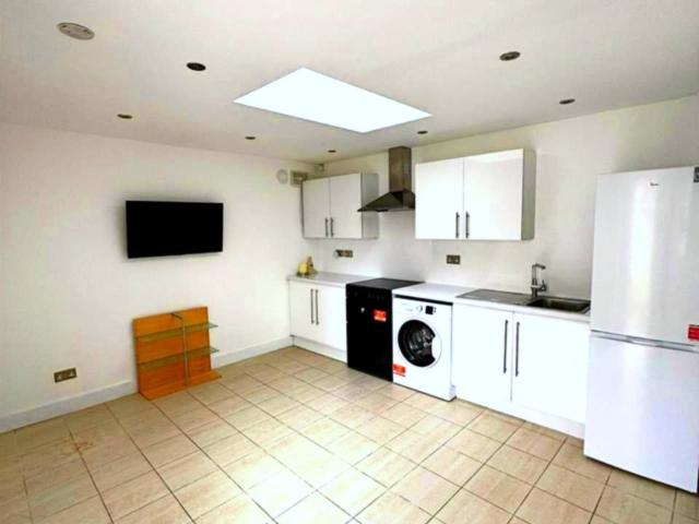 Studio to rent Mapleleafe Gardens, Ilford IG6