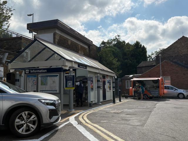 Studio to rent on Upper Teddington Road, London