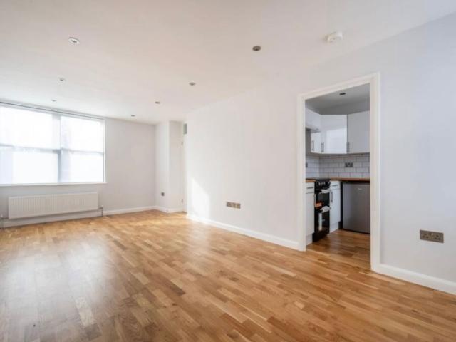 Studio to rent on Vauxhall Bridge Road, London