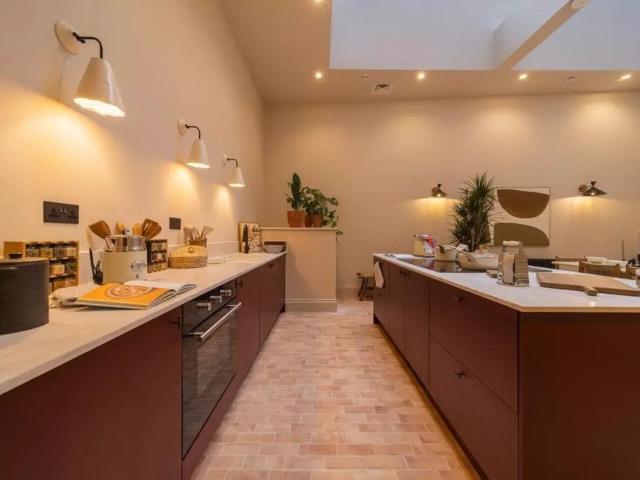 Studio to rent on West Street, Sheffield