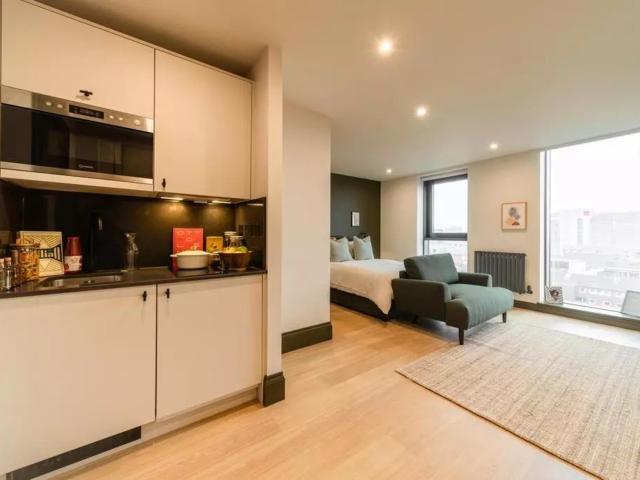 Studio to rent on West Street, Sheffield