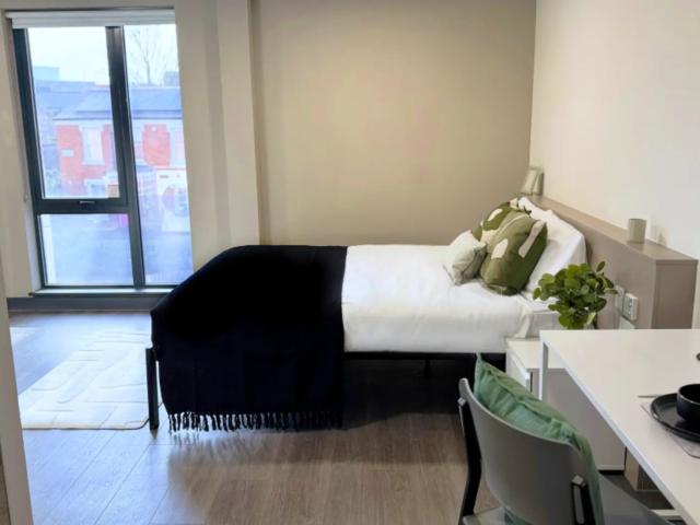 Studio to rent on Woodhouse Square, Leeds