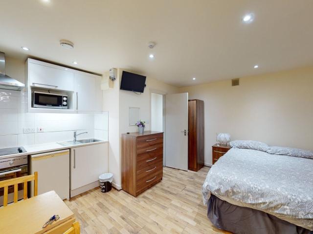 Studio to rent on Ash Grove, London