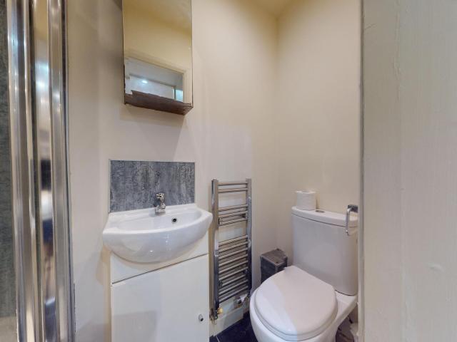 Studio to rent on Ash Grove, London