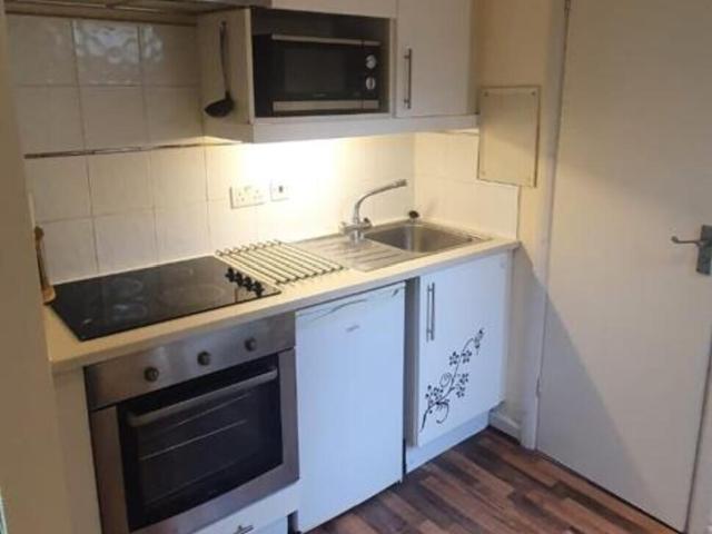 Studio to rent on Ash Grove, London