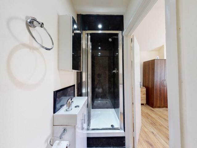 Studio to rent on Ash Grove, London