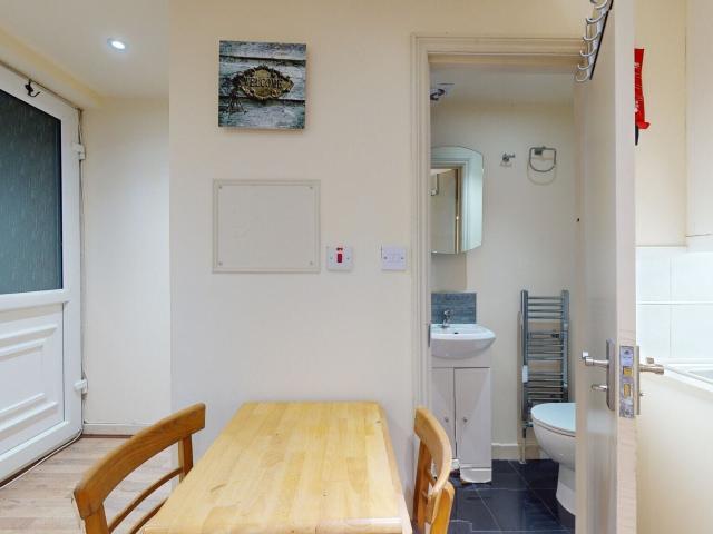 Studio to rent on Ashmore Road, London
