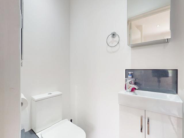 Studio to rent on Blenheim Gardens, London
