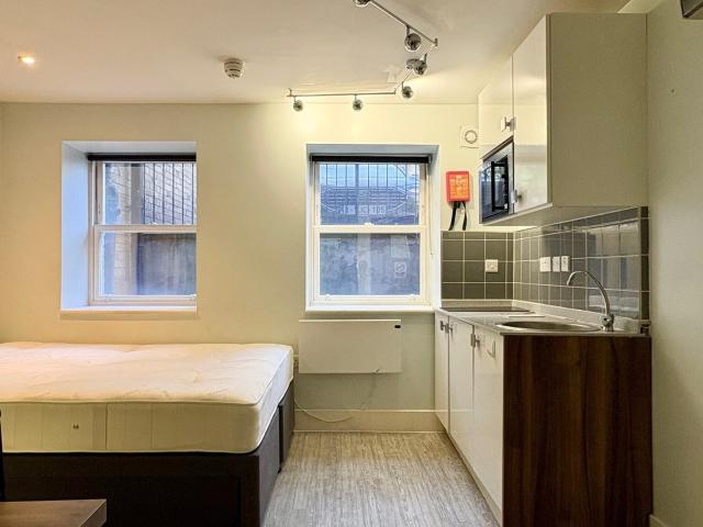 Studio to rent on Camden Road, London