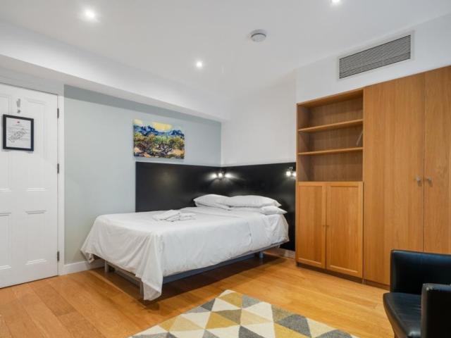 Studio to rent on Cartwright Gardens, London