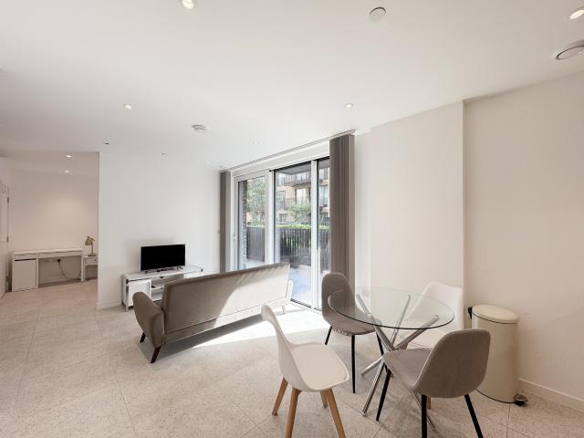 Studio to rent on Cendal Crescent, London