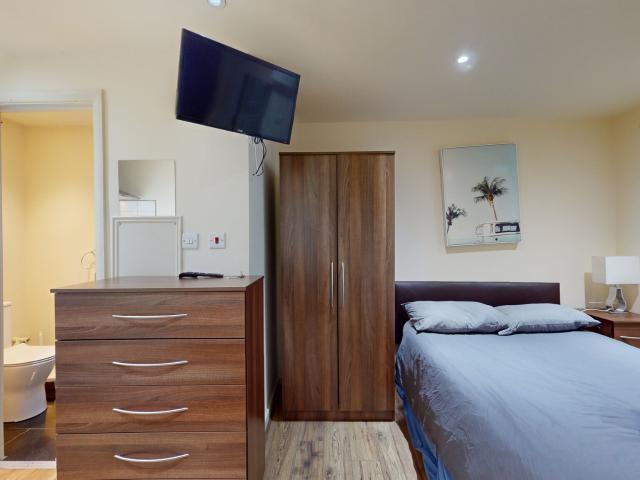 Studio to rent on Chatsworth Road, London