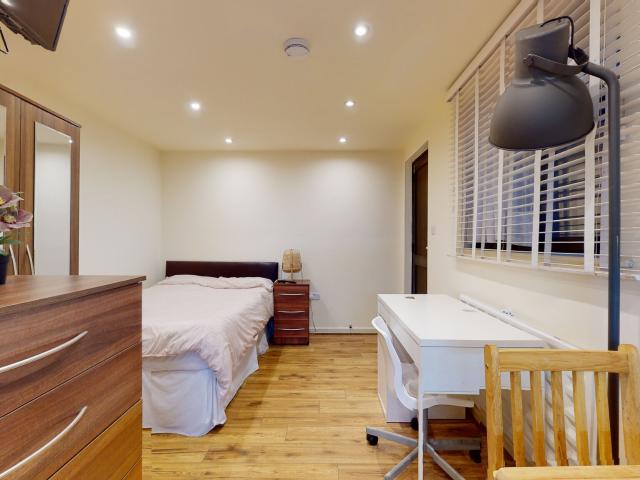 Studio to rent on Chatsworth Road, London