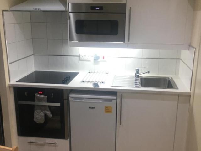 Studio to rent on Chatsworth Road, London