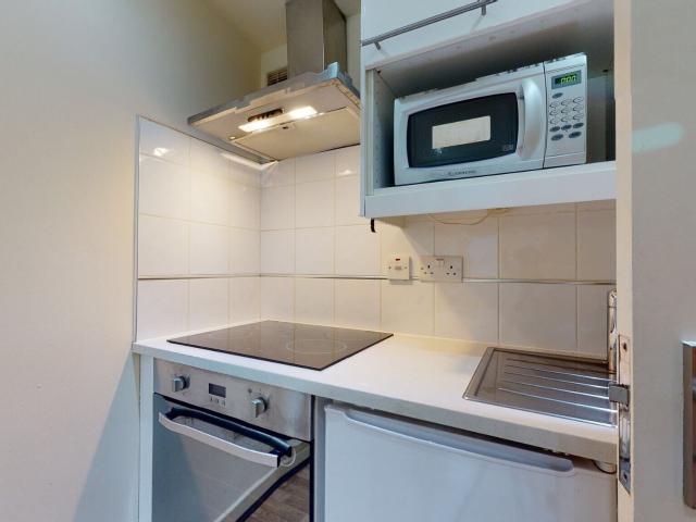 Studio to rent on Chatsworth Road, London