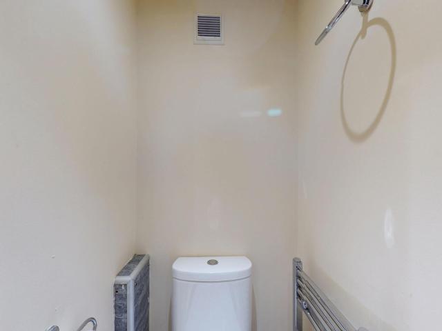 Studio to rent on Chatsworth Road, London