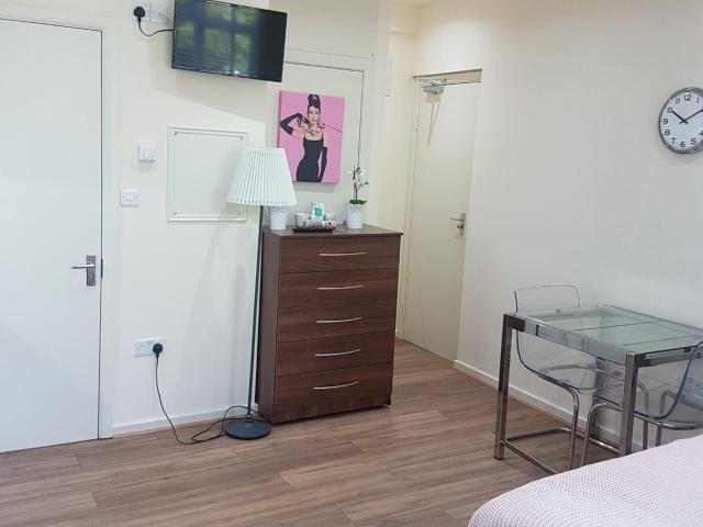 Studio to rent on Chatsworth Road, London