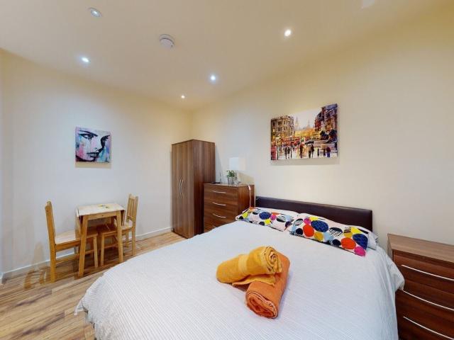 Studio to rent on Chatsworth Road, London