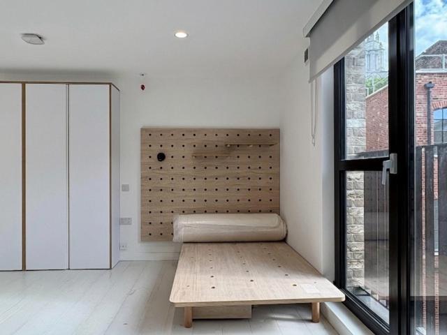 Studio to rent on Commercial Road, London