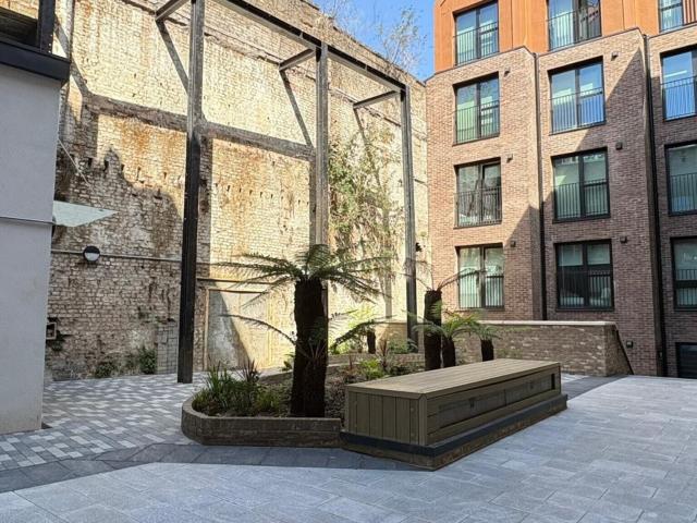 Studio to rent on Commercial Road, London