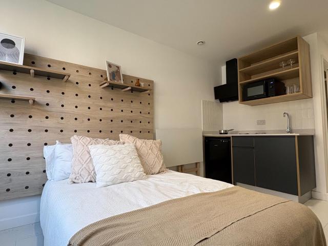 Studio to rent on Commercial Road, London