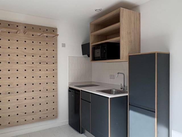 Studio to rent on Commercial Road, London