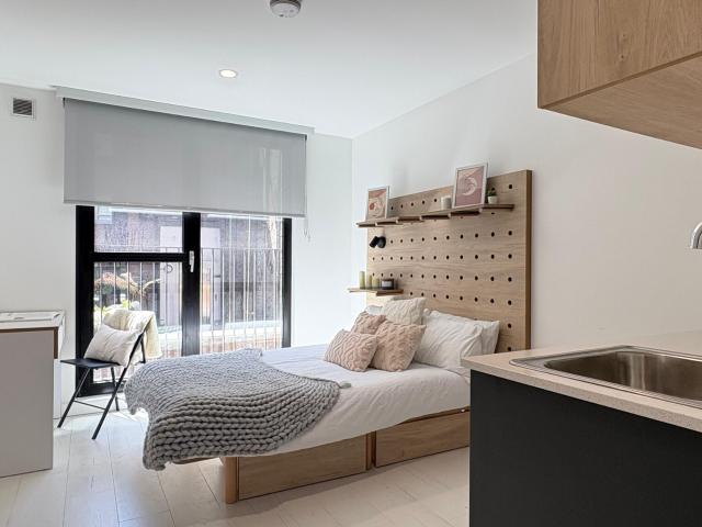 Studio to rent on Commercial Road, London