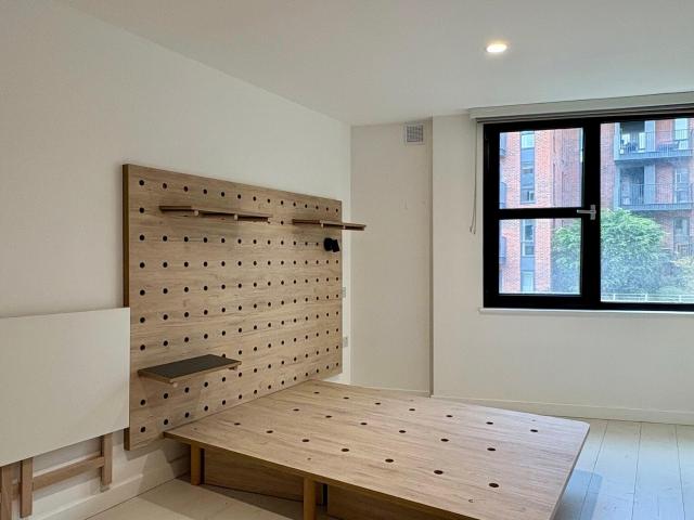 Studio to rent on Commercial Road, London