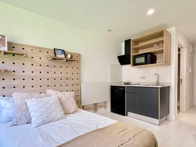 Studio to rent on Commercial Road, London