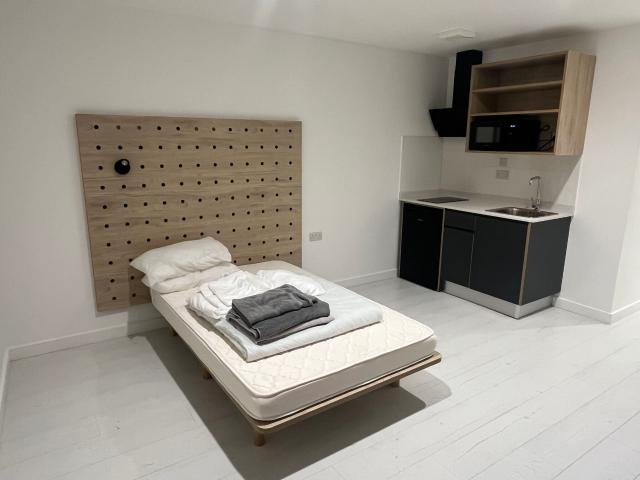 Studio to rent on Commercial Road, London