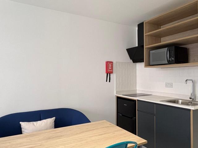 Studio to rent on Commercial Road, London